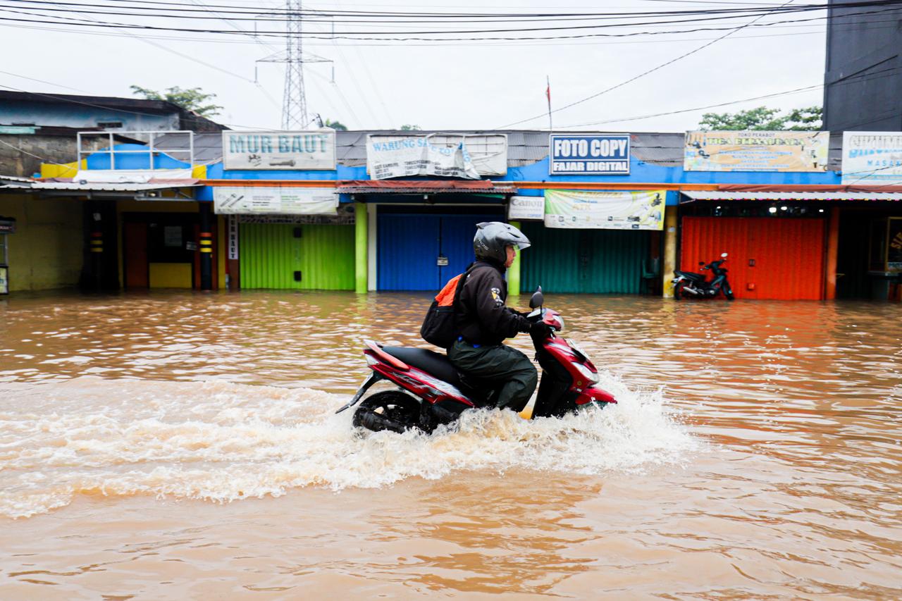 FOTO: Terendam Banjir, Akses Jalan Jati Mekar Bekasi Terganggu