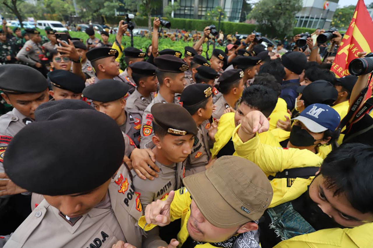 FOTO: Polisi Hadang Massa Aksi di Jalan Jenderal Sudirman