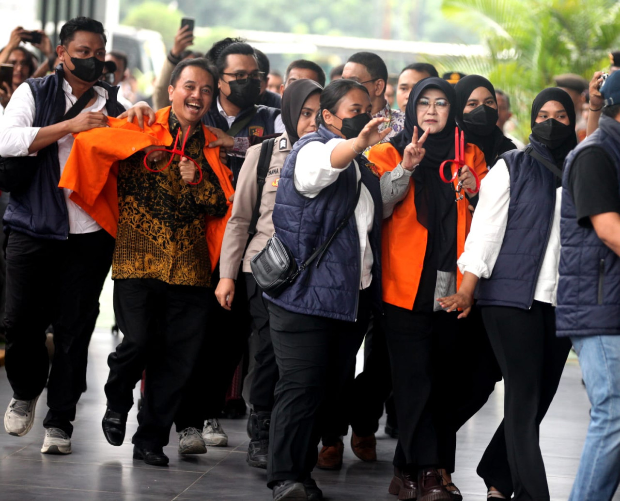 FOTO: Roy Suryo dan Dokter Tifa Tiba di Kejari Jaksel, Teriakkan Takbir ...