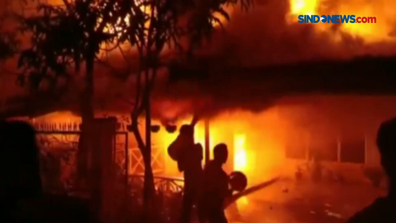 VIDEO: 11 Kios di Tanjung Jabung Barat Terbakar, 1 Petugas Damkar Meninggal