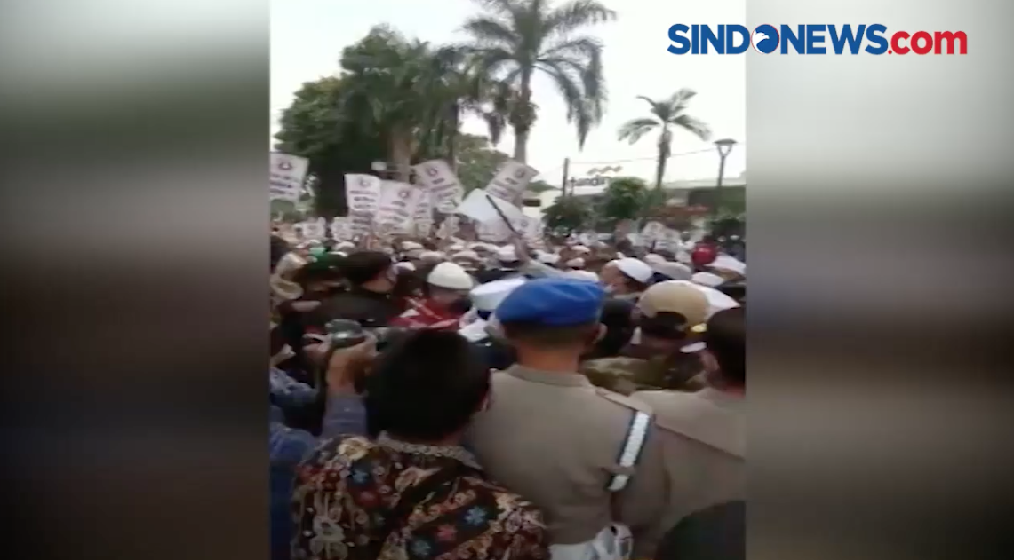VIDEO: Ricuh Pendukung Rizieq Shihab Demo di Balai Kota Bogor