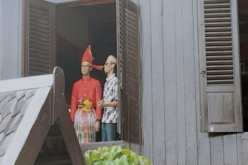 Kenakan Patonro dan Baju Khas Makassar, Alam Ganjar Keliling Istana ...