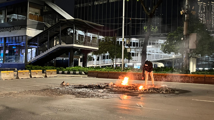Situasi Terkini Jakarta, Kobaran Api Terlihat di Jalan Jenderal Sudirman
