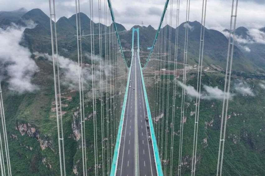 China Buka Jembatan Tertinggi di Dunia: 625 Meter di Atas Sungai ...