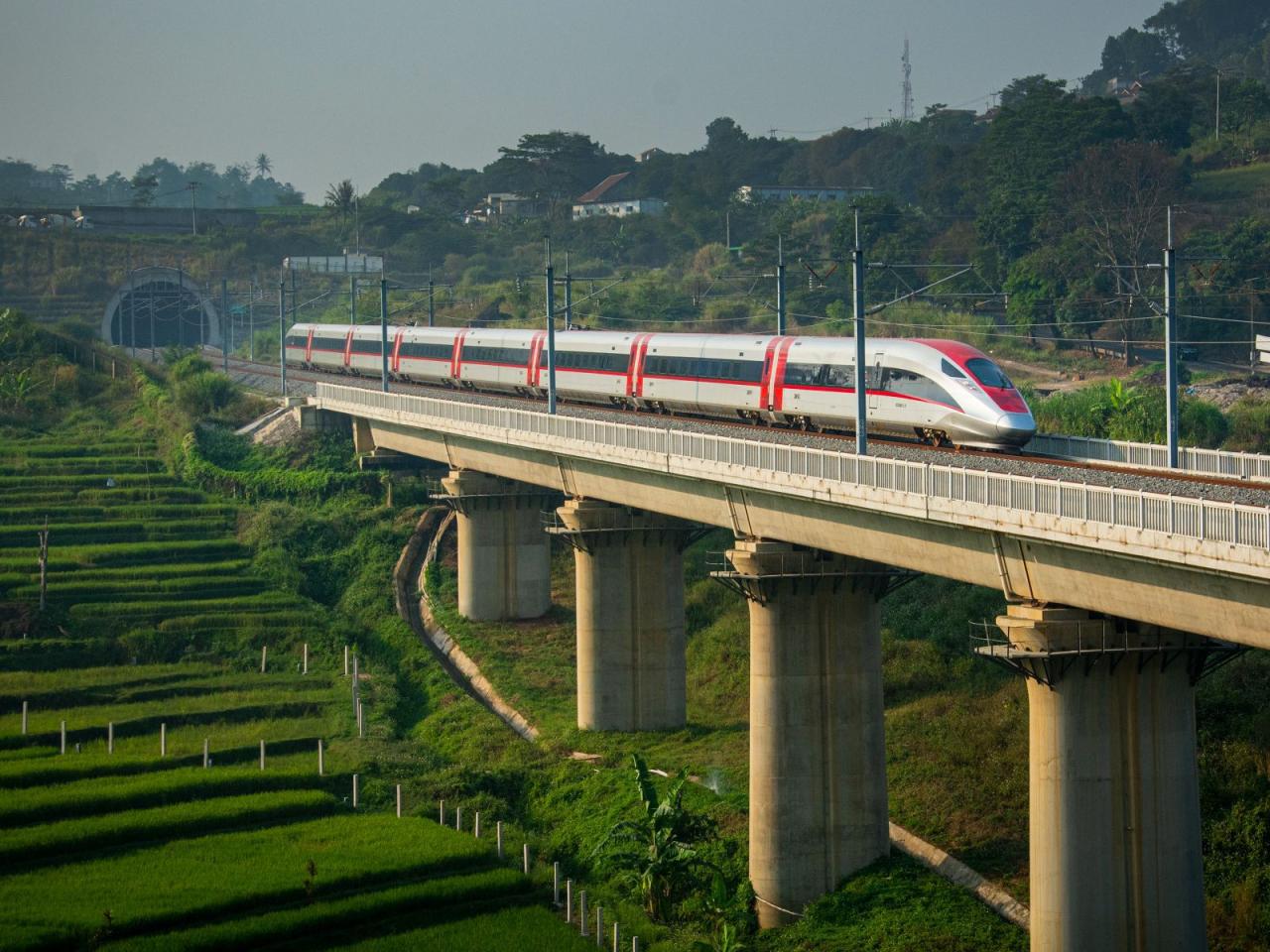 FOTO: Sambut Libur Panjang, Whoosh Beri Diskon Rombongan hingga 20 Persen