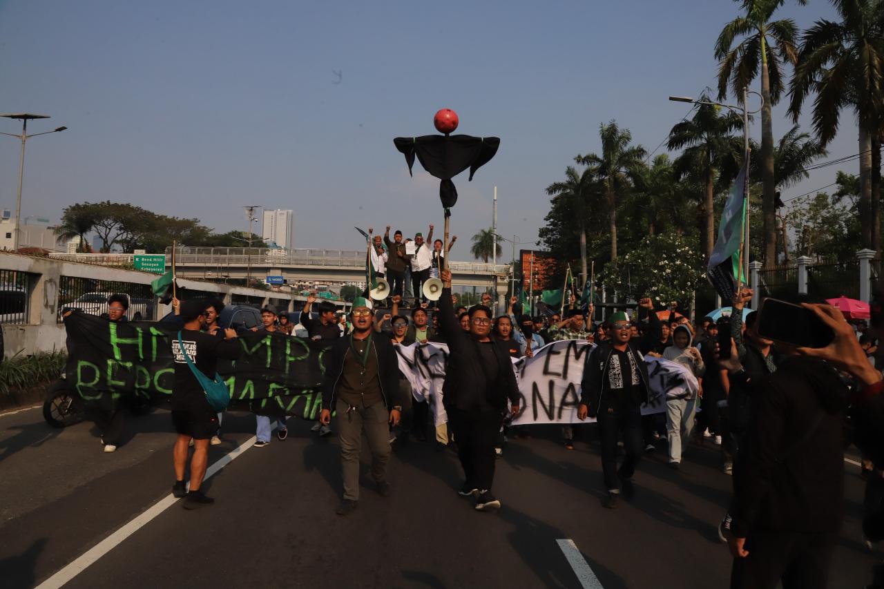 FOTO: Unjuk Rasa di DPR, Massa HMI Bawa Boneka Jelangkung