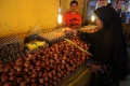 FOTO: Harga Telur Ayam di Ternate Tembus Rp65 Ribu per Rak